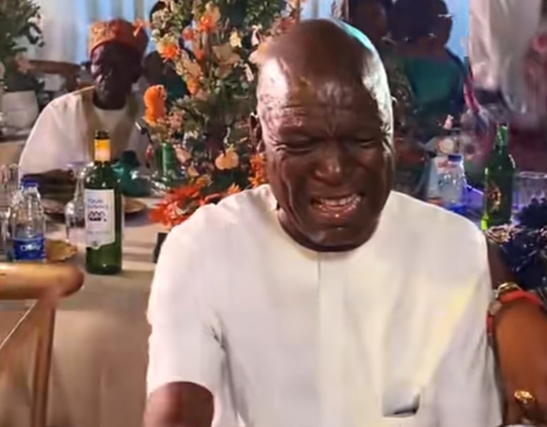 Moment Nigerian Father Broke Down In Tears After Giving His Daughter